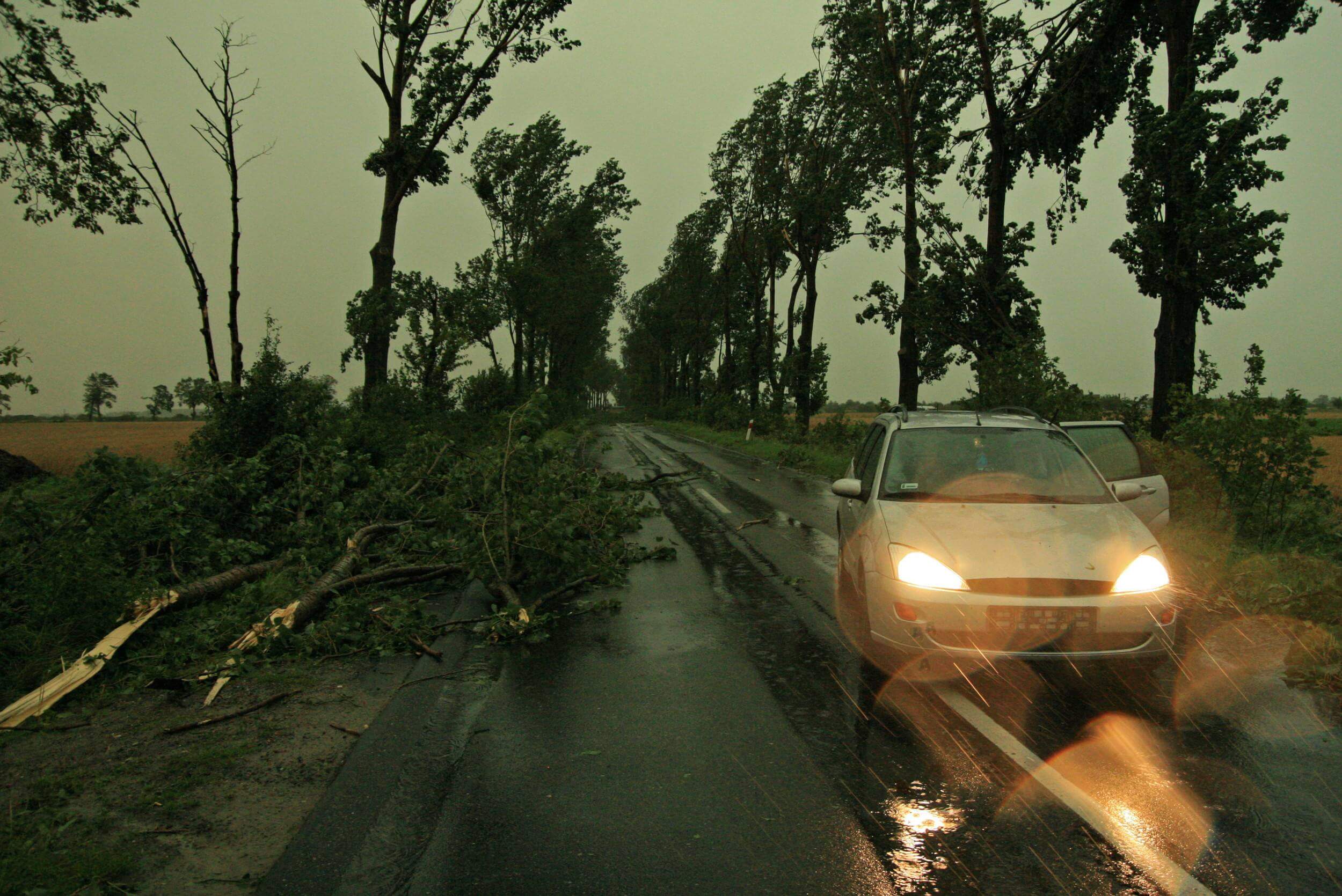 ¿Cómo conducir cuando hay viento fuerte? Consejos para circular con ...